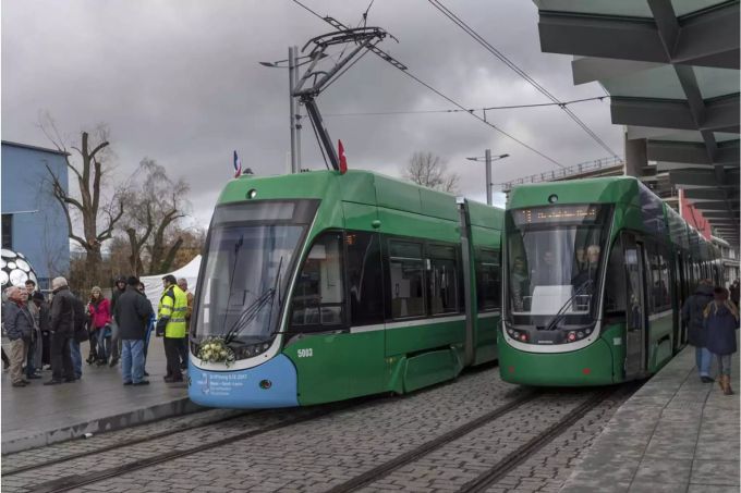11er-Tram reisst Fahrleitung herunter | Nau.ch
