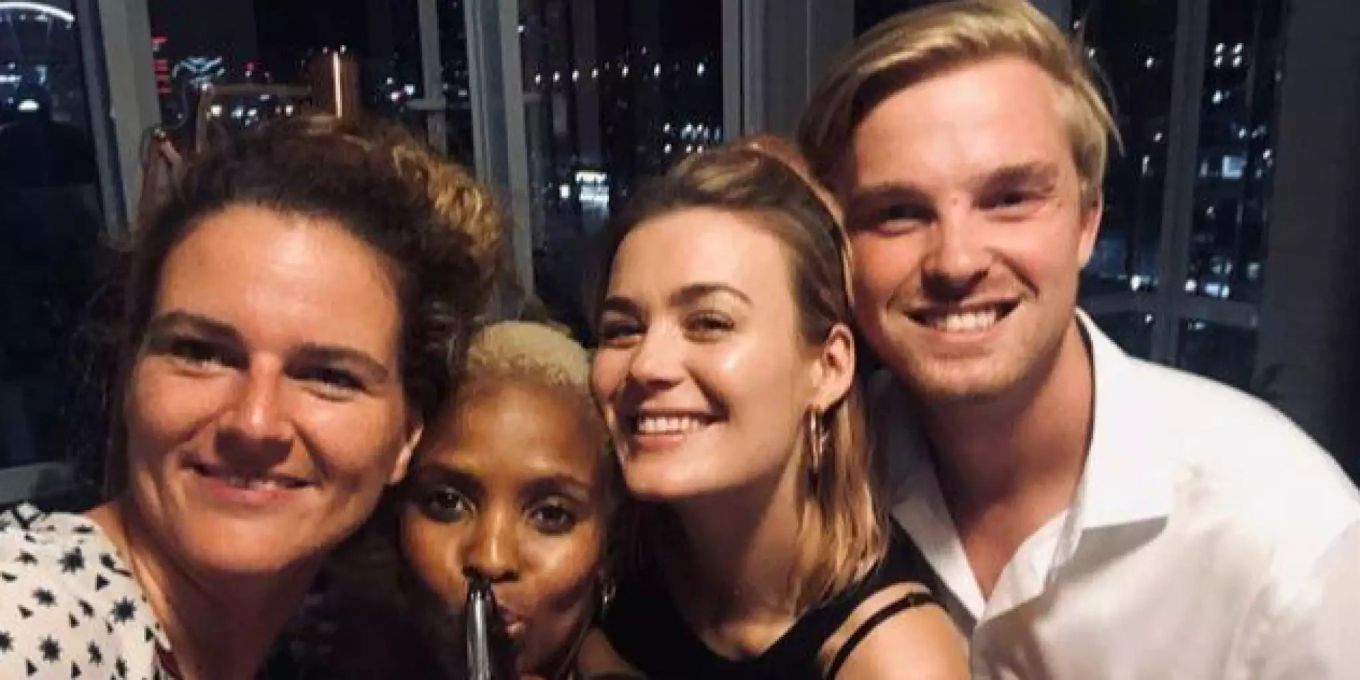 Dominique Rinderknecht posiert in Südafrika maskenfrei mit Freunden ...