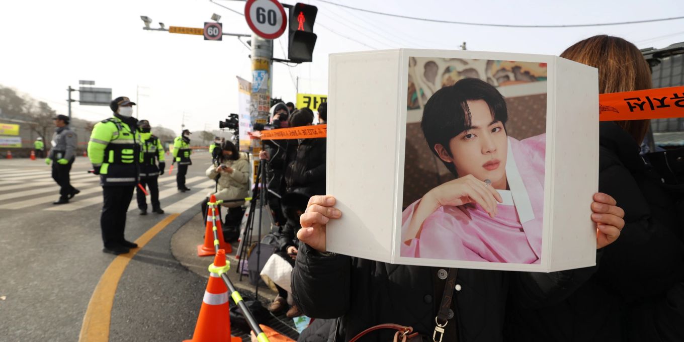 Jin von BTS beginnt seinen Militärdienst und Fans kommen in Scharen ...