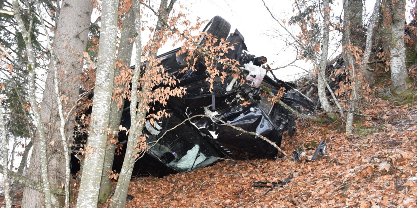 Furna GR: Schwerer Unfall fordert zwei Verletze und einen toten Hund ...