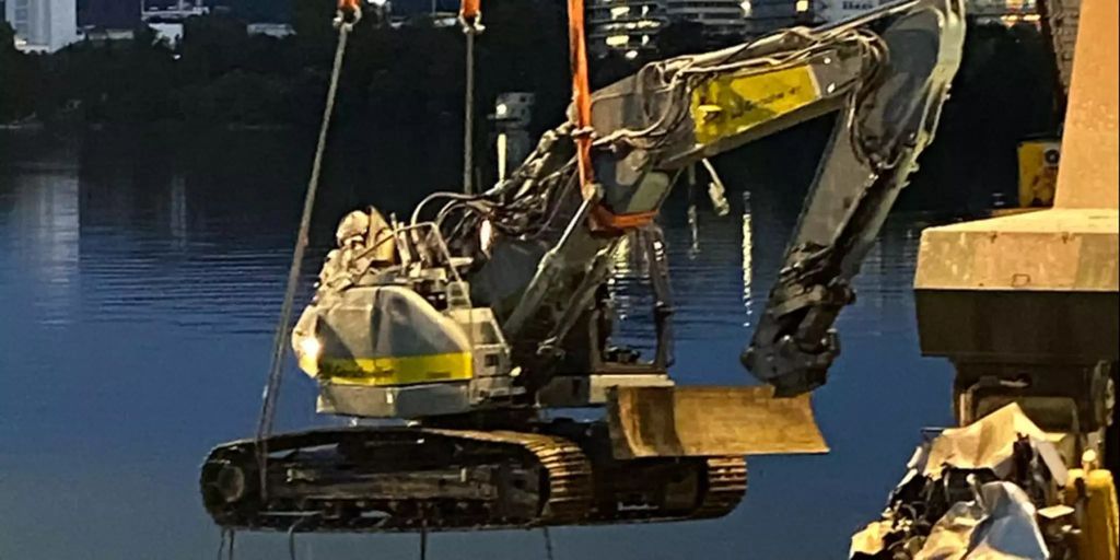 Muttenz BL: Bagger stürzt beim Umladen in den Rhein