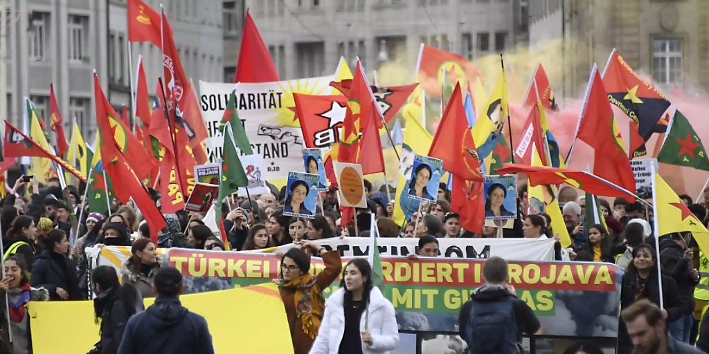 Friedliche Kurdendemo mit rund 2000 Teilnehmenden in Basel