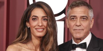 Amal und George Clooney kassieren die Handys ihrer Gäste | Nau.ch