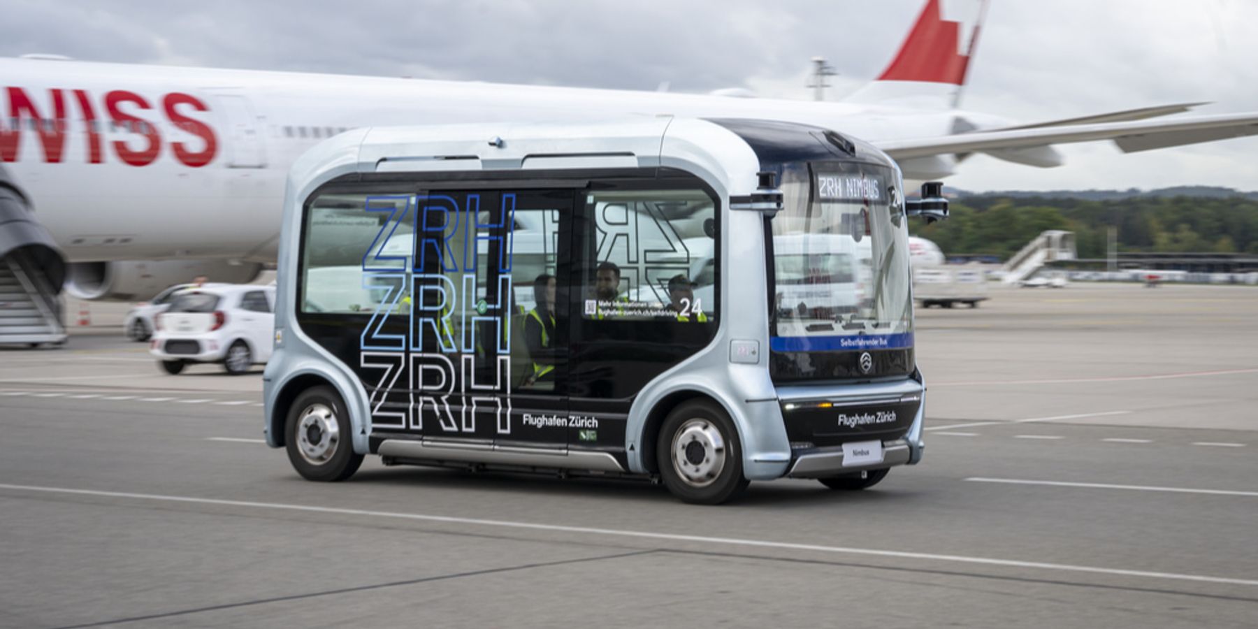 Flughafen Zürich: Autonomer Bus chauffiert Mitarbeiter über Gelände ...