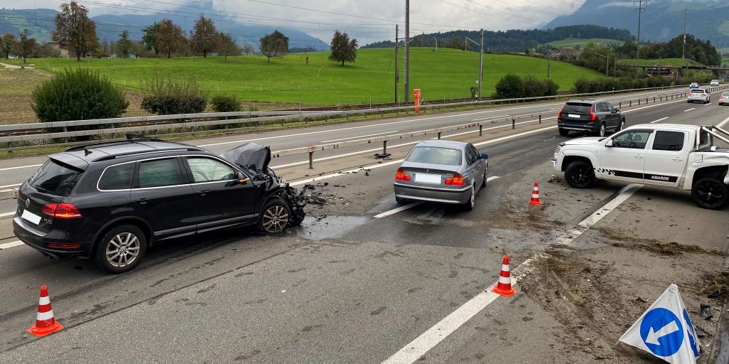 Küssnacht SZ: Unfall mit Totalschaden auf der A4 in Risch