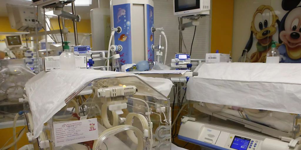 Mutter und ihre Neunlinge nach Geburt wohlauf