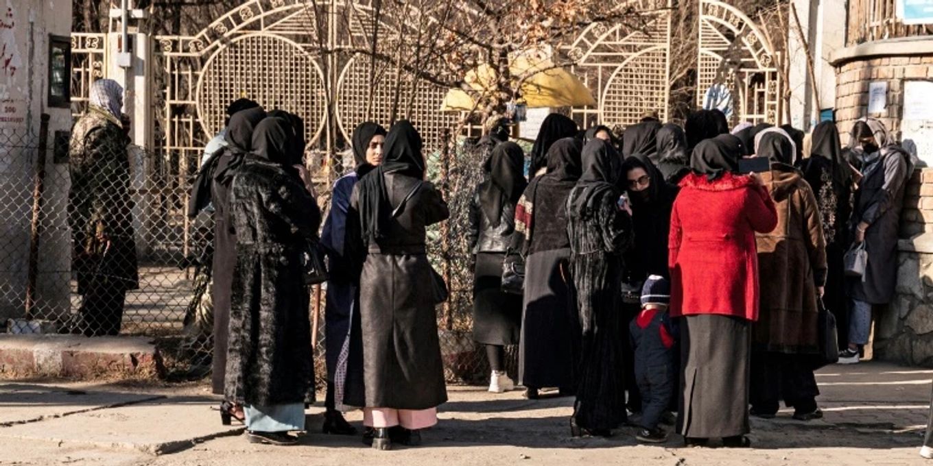 Kabul: Bewaffnete Sicherheitskräfte verwehren Frauen Zugang zur Uni ...