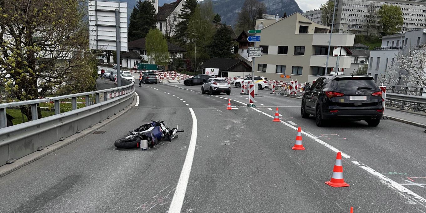 Brunnen SZ: Motorradfahrerin (17) bei Unfall erheblich verletzt | Nau.ch