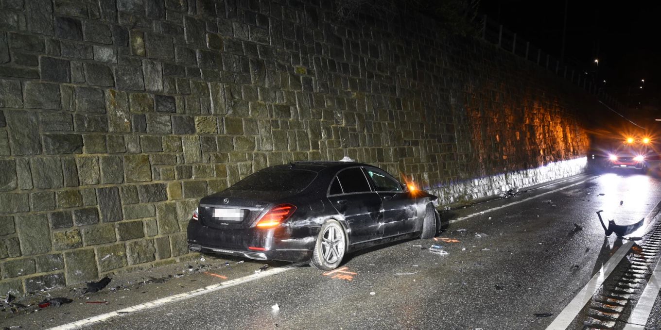 A13 bei Domat/Ems GR: Lenker prallt gegen Leitplanke und Stützmauer | Nau.ch