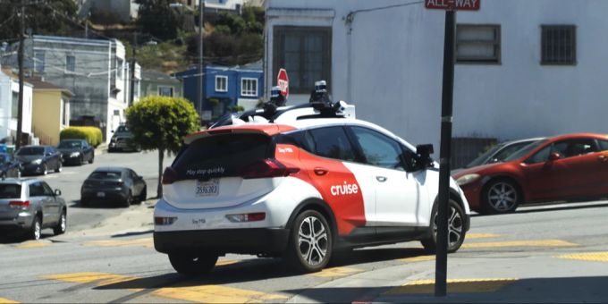 Robotaxi in San Francisco bleibt in nassem Beton stecken