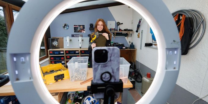 Mit Smartphone auf der Baustelle: Die Handwerk-Influencerin | Nau.ch