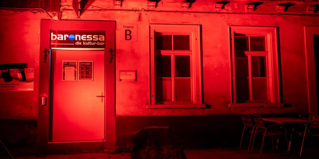 Baronessa Kultur-Bar zeigt sich im roten Kleid