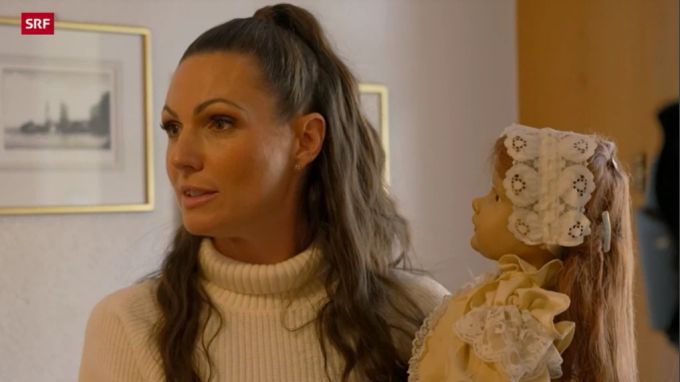 SRF: Jan Fitze tauscht Moderatorin Viola Tami mit Puppe aus! | Nau.ch