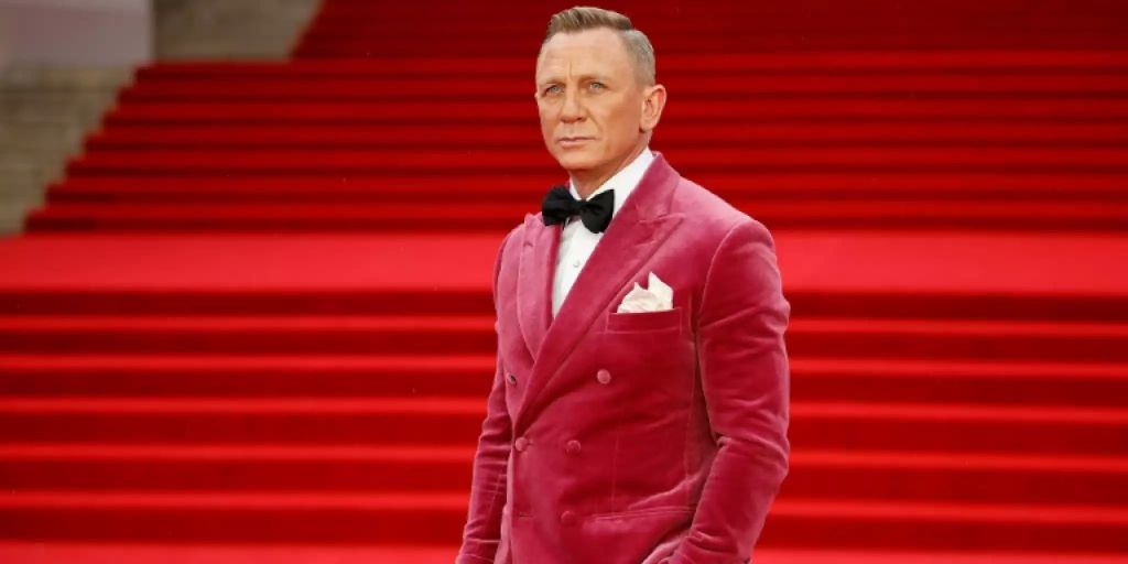Daniel Craig glänzt im pinken Smoking bei Weltpremiere von «Keine Zeit ...