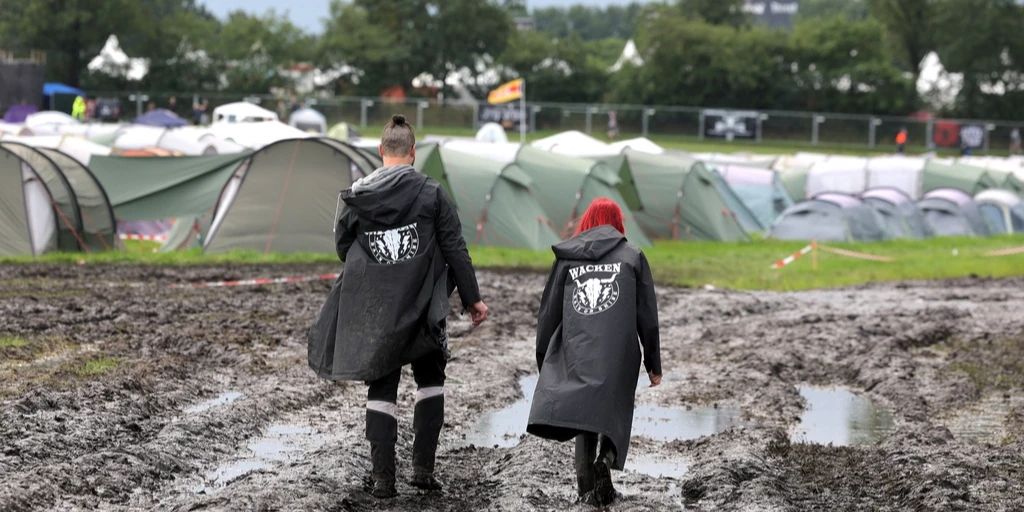 Wacken-Fans verharren im Regen und Schlamm