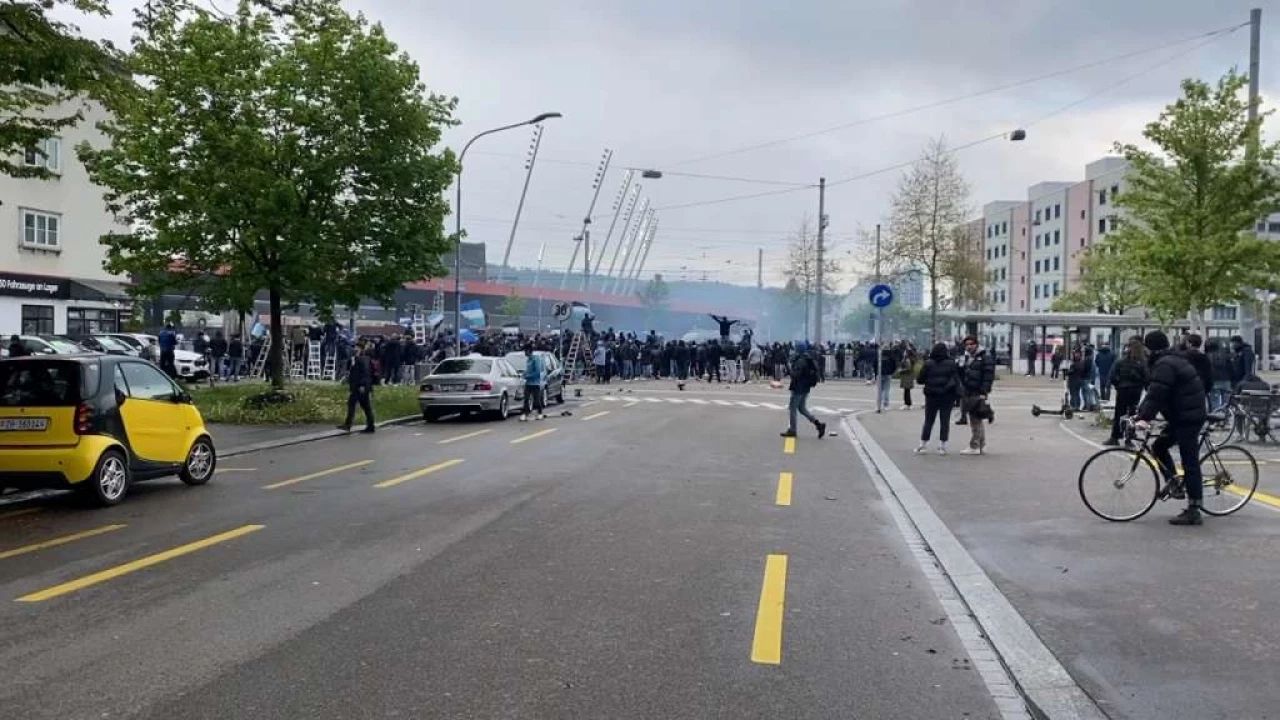 Hunderte FCZ-Fans stürmen zum Stadion Letzigrund