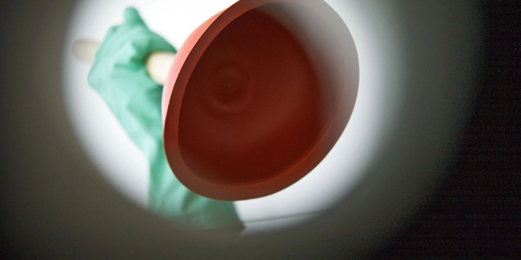 Rohrzange statt Rohrreiniger: So wird der Abfluss fix frei