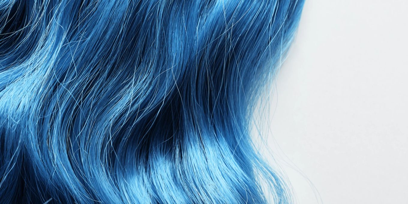 Blaue Haare bleichen: Wir zeigen, wie es gelingt | Nau Beauty