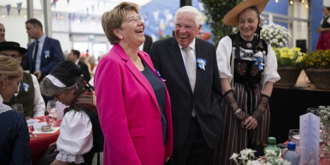 Viola Amherd besucht in Hosenanzug das Trachtenfest in Zürich | Nau.ch