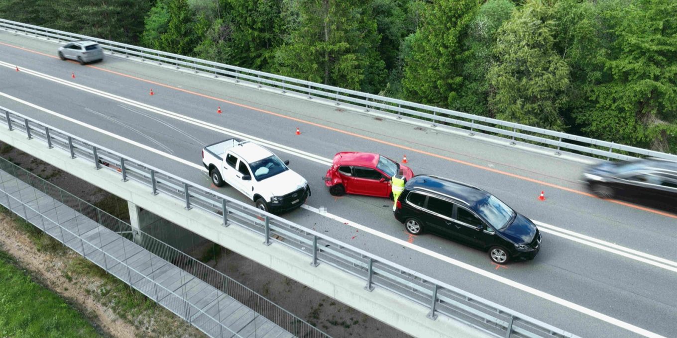 A13 bei Domat/Ems GR: Auffahrkollision zwischen drei Autos | Nau.ch