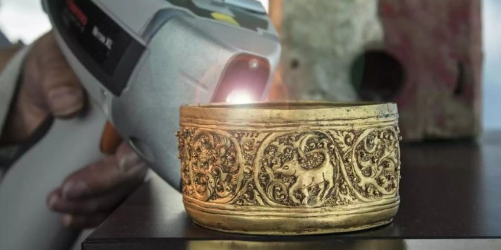 Goldene Symbole der Schönheit und Macht in Mannheim