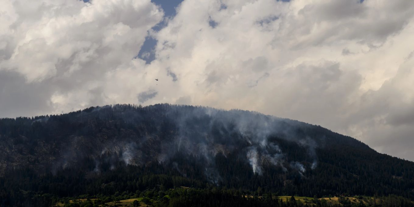 Im Oberwalliser Wald entfacht der Wind immer wieder Feuer | Nau.ch