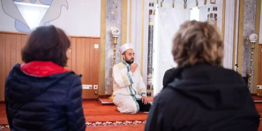 Schweizer Imame predigen immer mehr in einer Landessprache