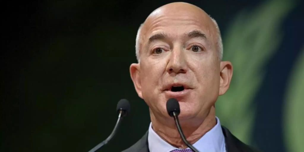 Jeff Bezos: Wie ist er nur zu diesem Mega-Body gekommen? Jeff Bezos: Wie ist er nur zu diesem Mega-Body gekommen?