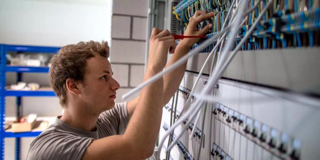 Lehrlinge gehen mit ihrem ersten Lohn verantwortungsvoll um