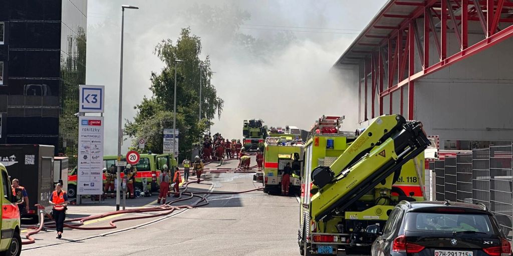 In Recyclinganlage in Wallisellen ZH brennt Sperrgut – Polizei warnt