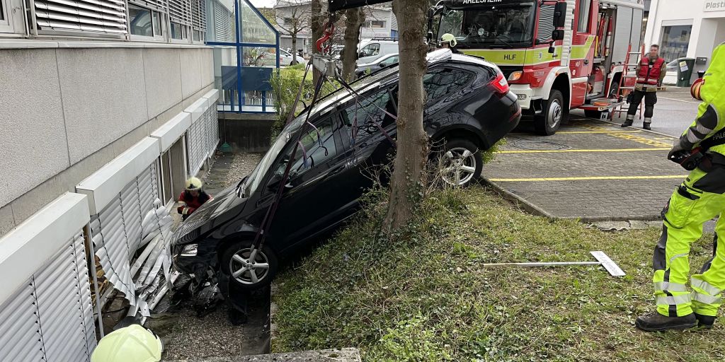 Arlesheim BL: Gas- mit Bremspedal verwechselt und Unfall verursacht