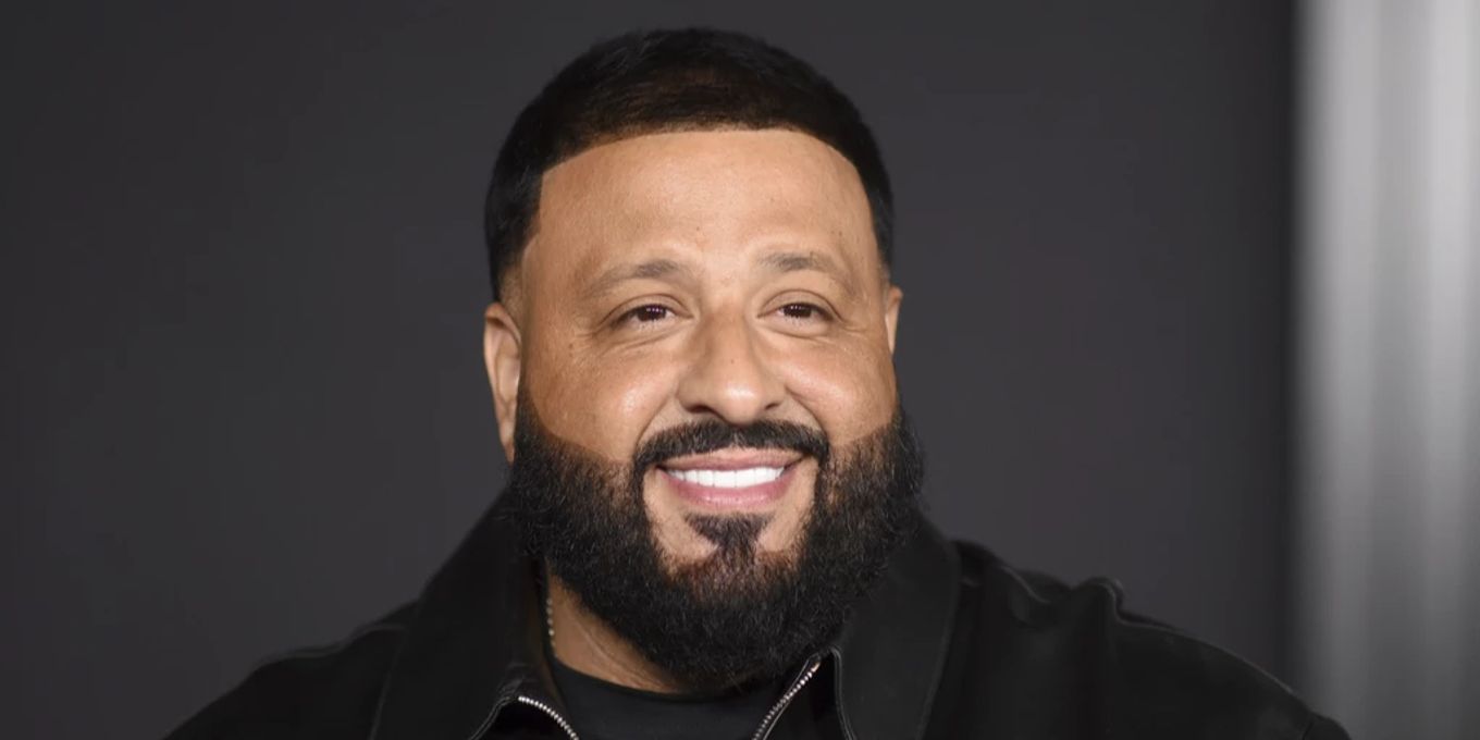 DJ Khaled in Sorge um Schuhe: Musiker wird zur Bühne getragen | Nau.ch