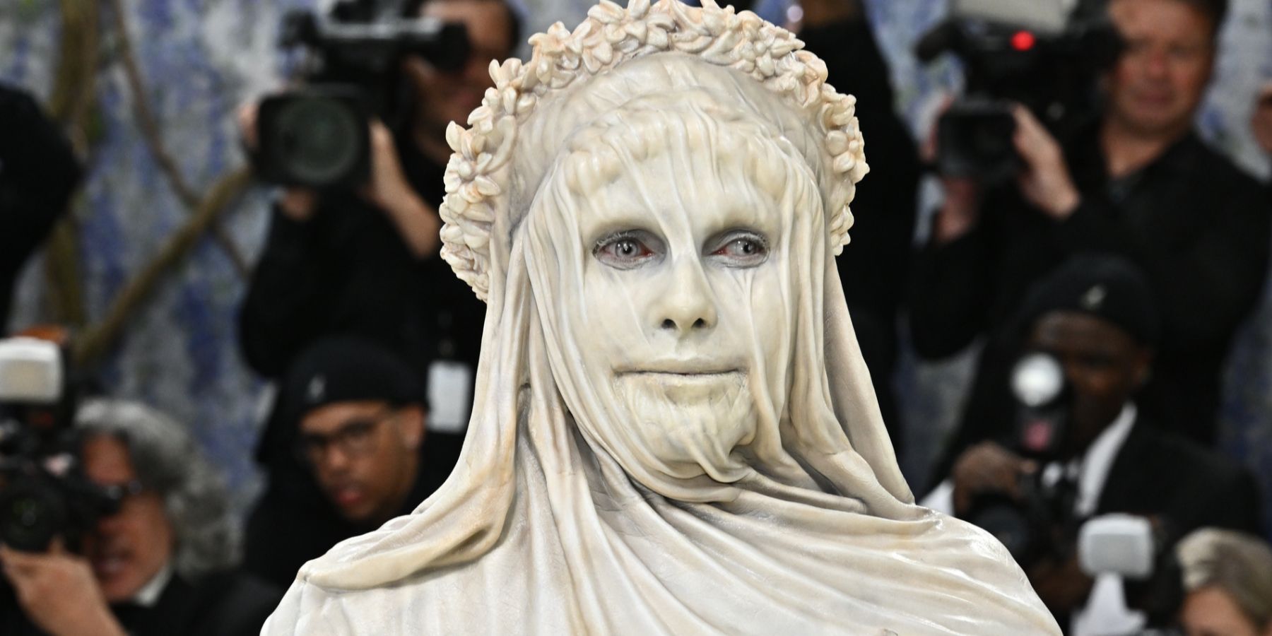 Heidi Klum als Statue und die verrücktesten Outfits an der Met-Gala ...