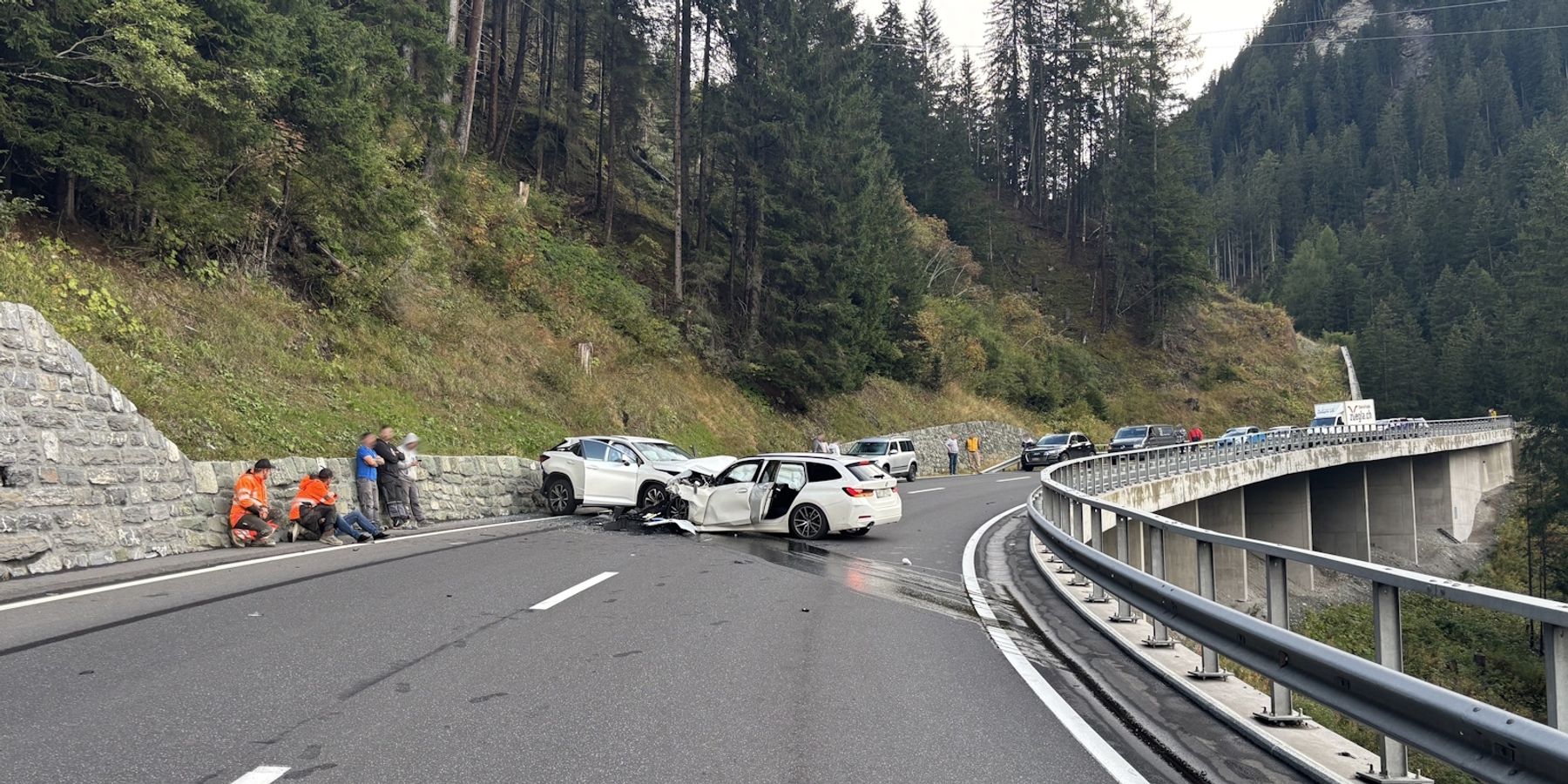 Rona GR: Drei Verletzte bei Frontalkollision auf Julierstrasse | Nau.ch