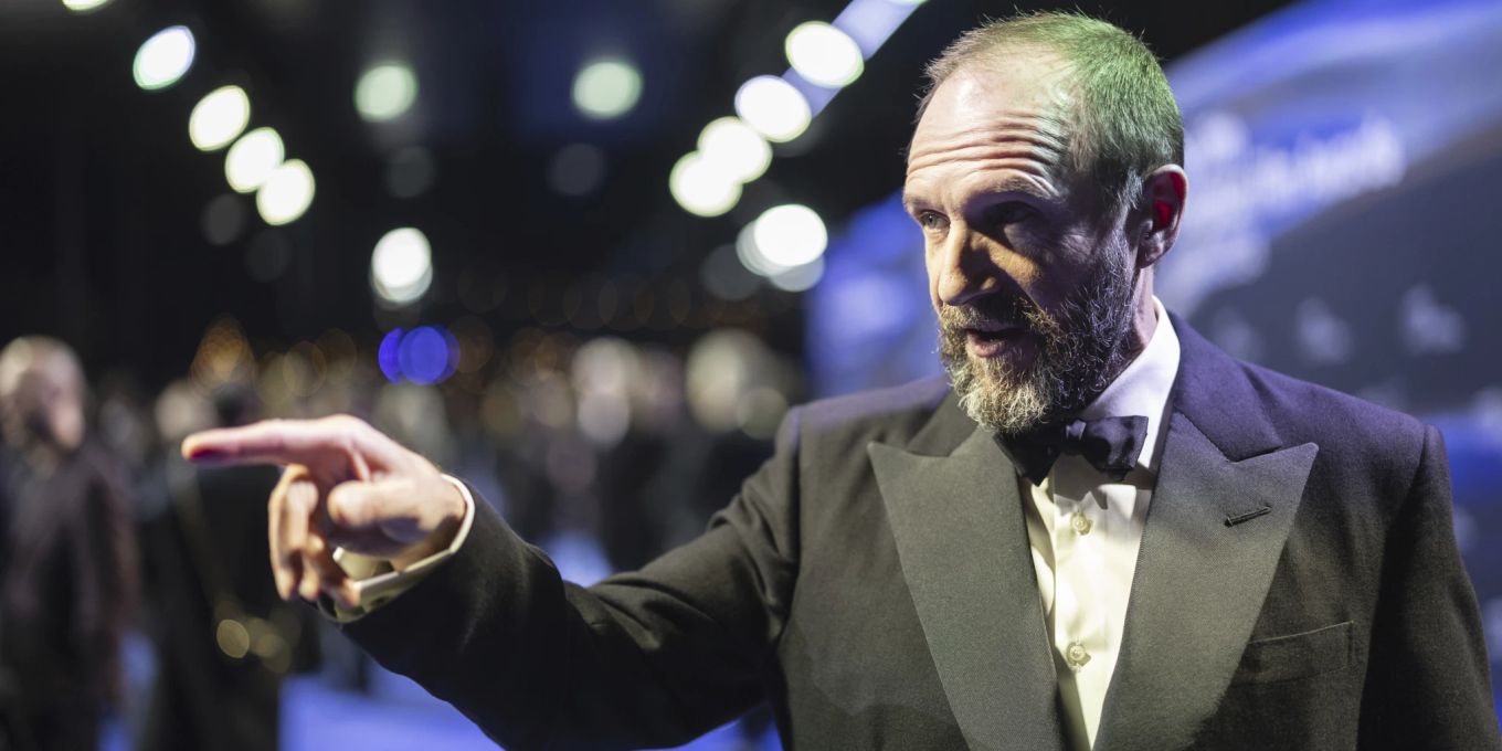 Ralph Fiennes in Luzern: Passanten warten auf «Voldemort» | Nau.ch