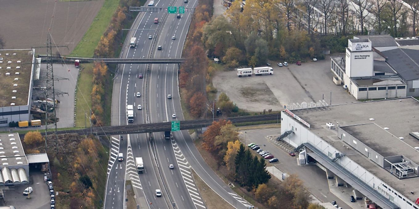 Autobahn A1: Geplatzter Reifen kommt Aargauer (21) teuer zu stehen | Nau.ch
