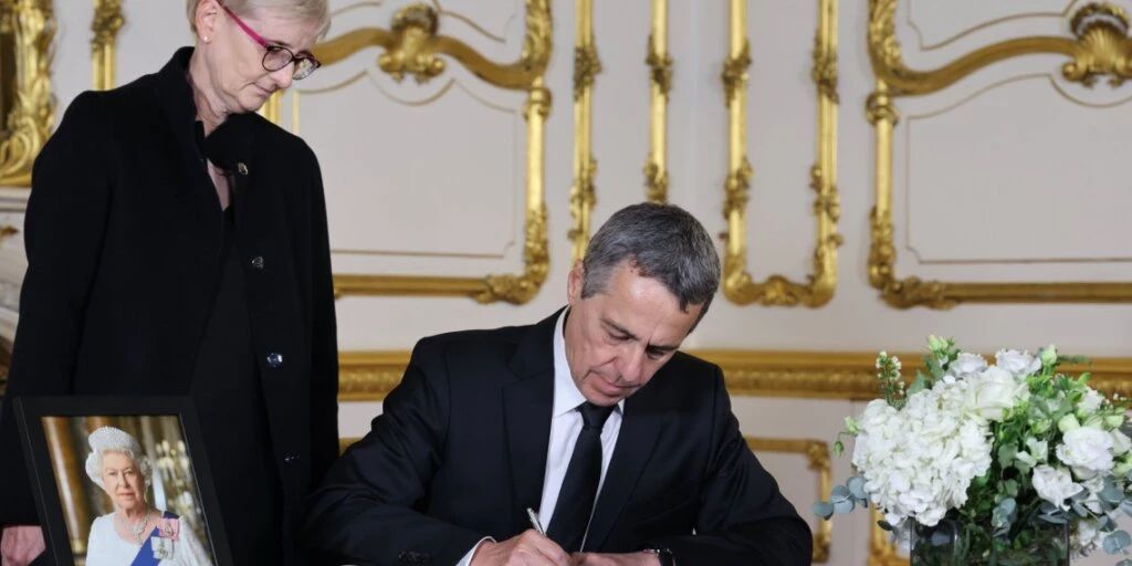 Cassis trägt sich in Kondolenzbuch für Königin Elizabeth II. ein