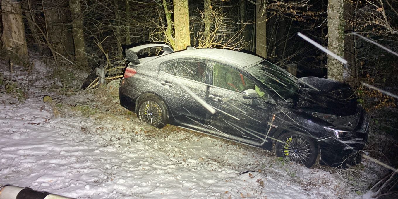 Leutwil AG: Autofahrer bei Unfall heftig gegen Baum geprallt | Nau.ch