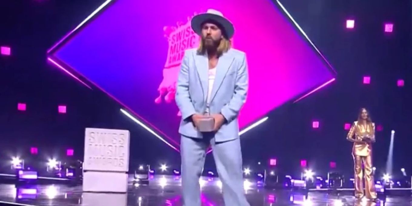 Wie posiert Baschi denn da mit seinem Swiss Music Award? | Nau.ch