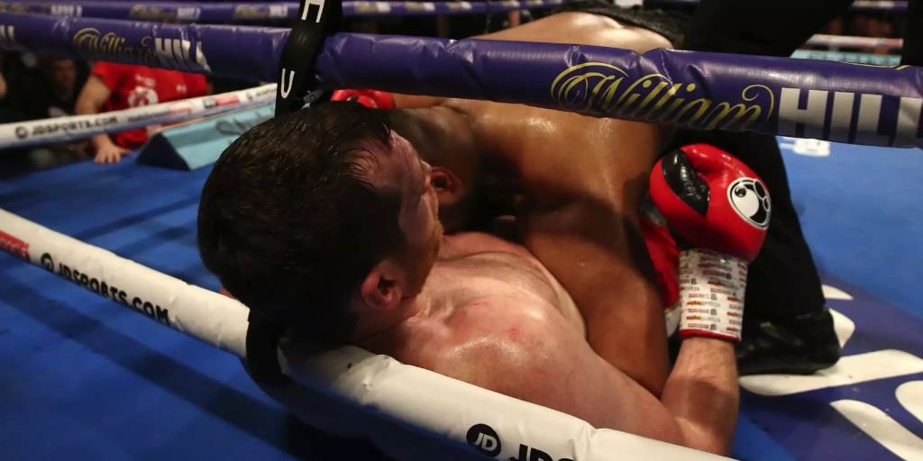 Boxen: Britischer Boxer Kash Ali beisst seinen Gegner in den Bauch