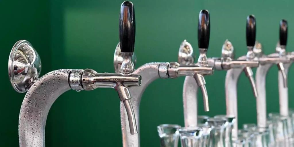 Die bittere Stunde der Brauer: Bier in den Gully schütten