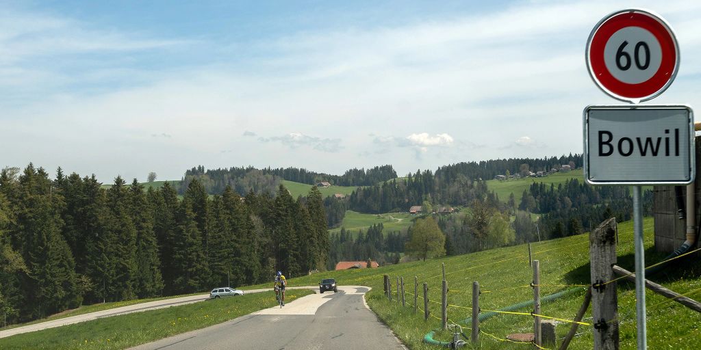 Bowil bittet um Rückschnitt der Bepflanzung am Wegrand