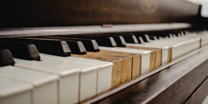 Freddy Mercurys Klavier für knapp zwei Millionen Franken versteigert ...