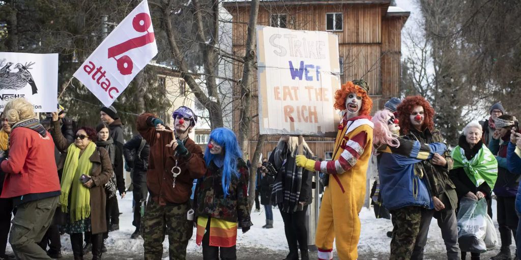 Anti-WEF-Aktivisten versammeln sich zur Demonstration in Davos