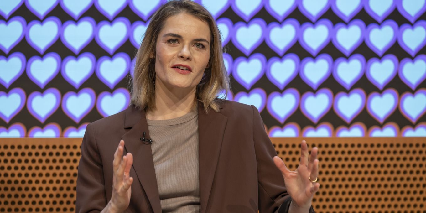 «Weichei» Hazel Brugger besucht Fetisch-Messe | Nau.ch