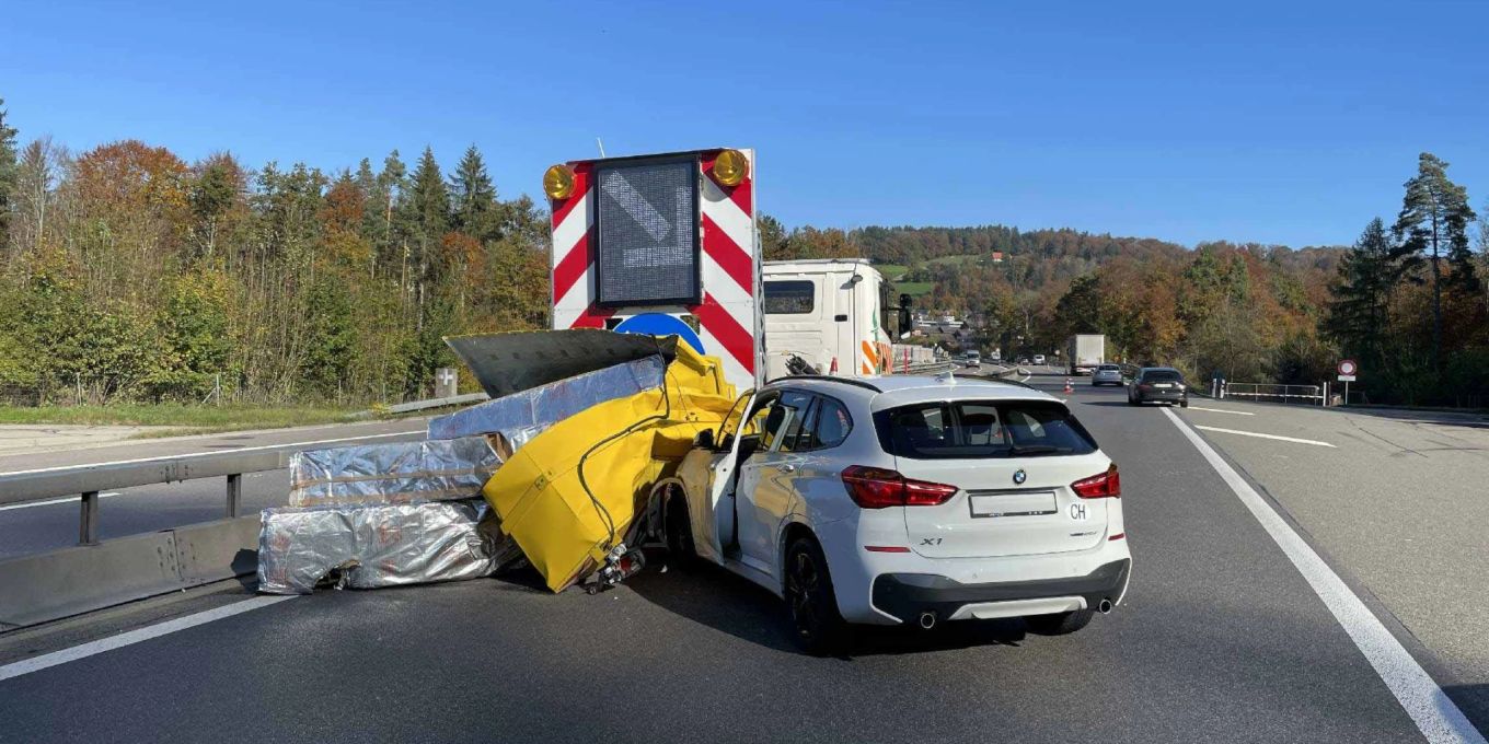 A12 bei Flamatt FR: Autofahrerin (55) bei Kollision schwer verletzt | Nau.ch
