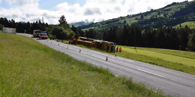 Nahe Ricken SG ist ein 96-Tonnen-Pneukran umgekippt | Nau.ch