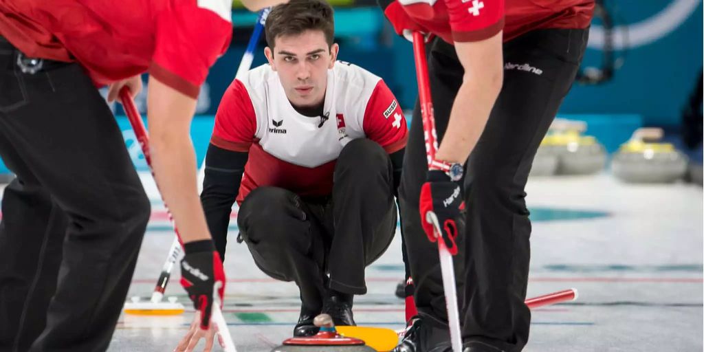 Olympia: Die Schweizer Curler um Peter de Cruz gewinnen gegen Dänemark
