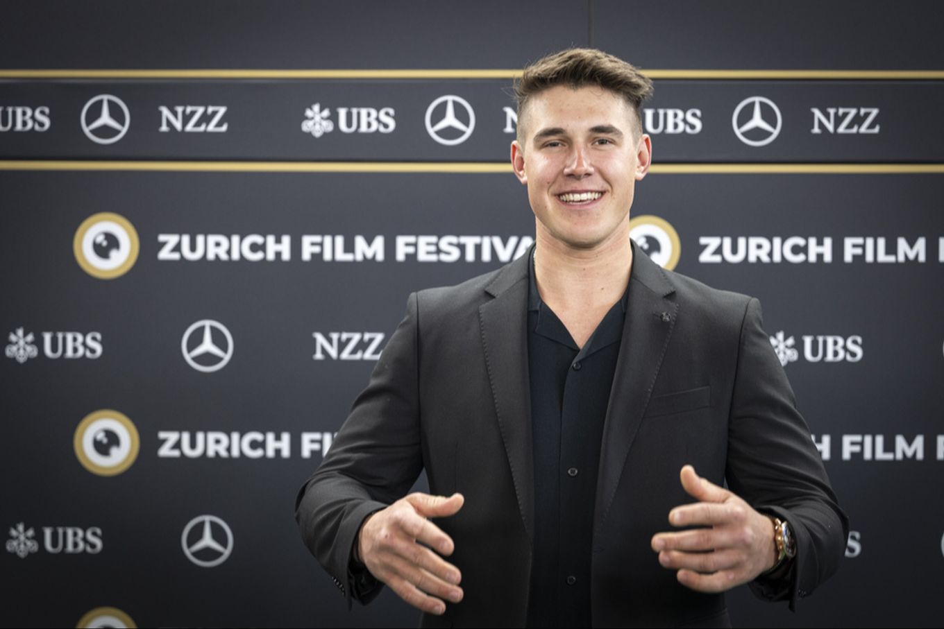 Hier macht Franjo von Allmen einen Backflip im Anzug | Nau.ch