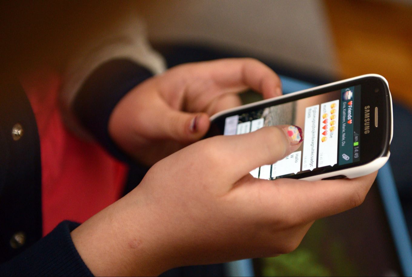 Eltern in Köniz BE wollen Kindern erst ab der 7. Klasse ein Handy geben ...